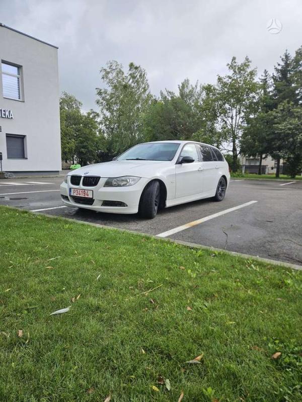 White BMW 320 2008 in Kaunas, with an engine capacity of 2.00 L and mileage of 302 thousand km for 2800 €, photo 1 on AUTOMOTO.COM.LV