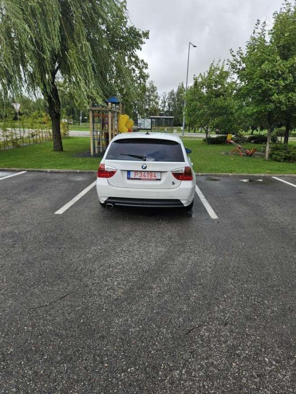 White BMW 320 2008 in Kaunas, with an engine capacity of 2.00 L and mileage of 302 thousand km for 2800 €, photo 5 on AUTOMOTO.COM.LV
