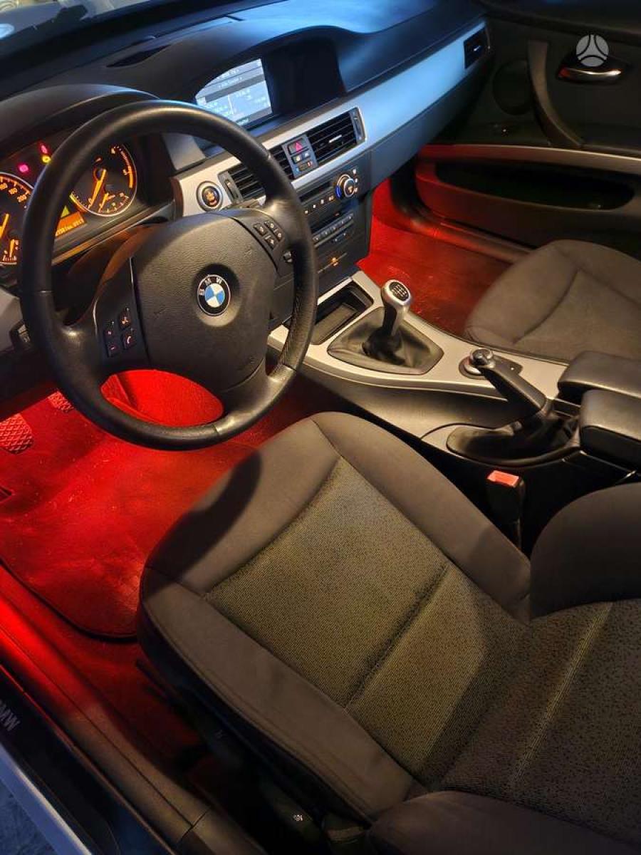 White BMW 320 2008 in Kaunas, with an engine capacity of 2.00 L and mileage of 302 thousand km for 2800 €, photo 13 on AUTOMOTO.COM.LV