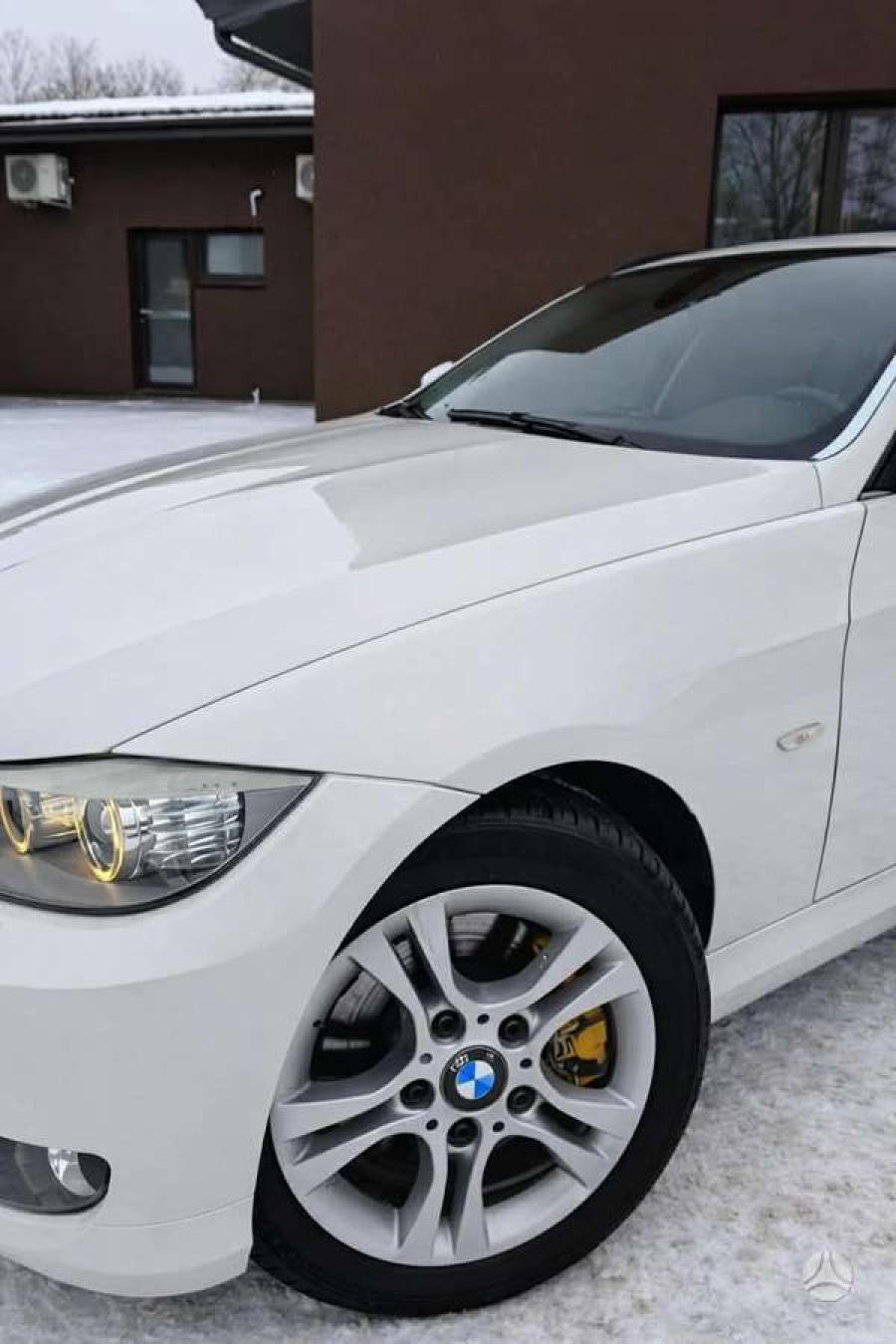 White BMW 320 2009 in Kaisiadorys, with an engine capacity of 2.00 L and mileage of 305 thousand km for 3999 €, photo 5 on AUTOMOTO.COM.LV