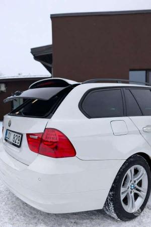 White BMW 320 2009 in Kaisiadorys, with an engine capacity of 2.00 L and mileage of 305 thousand km for 3999 €, photo 12 on AUTOMOTO.COM.LV