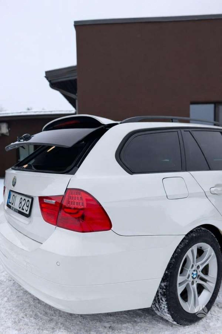 White BMW 320 2009 in Kaisiadorys, with an engine capacity of 2.00 L and mileage of 305 thousand km for 3999 €, photo 12 on AUTOMOTO.COM.LV
