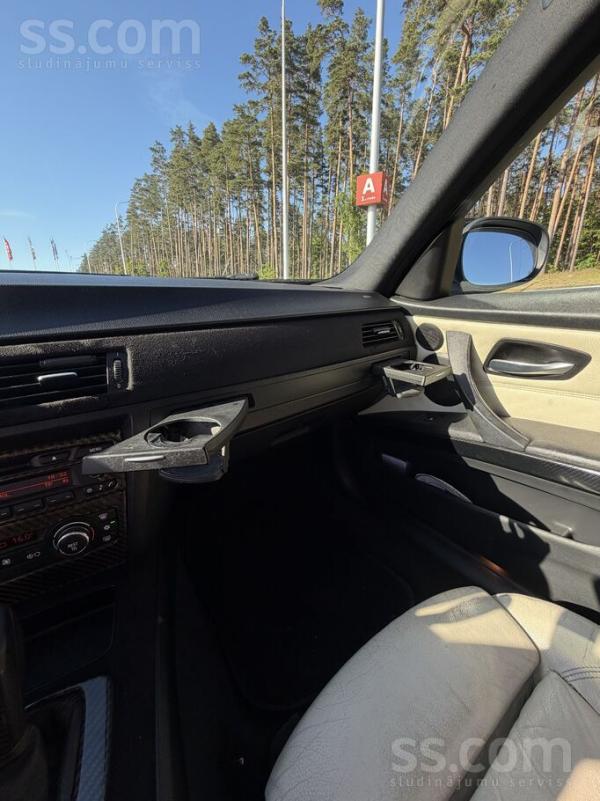 White BMW 320 2009 in Riga, with an engine capacity of 2.00 L and mileage of 380 thousand km for 5000 €, photo 9 on AUTOMOTO.COM.LV
