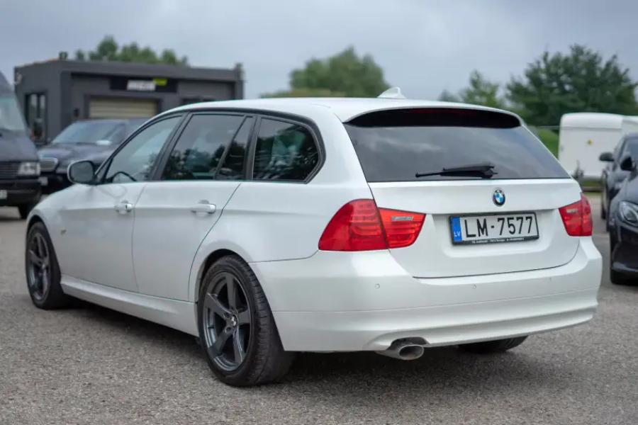 White BMW 320 2009 in Liepaja, with an engine capacity of 2.00 L and mileage of 334 thousand km for 5250 €, photo 3 on AUTOMOTO.COM.LV