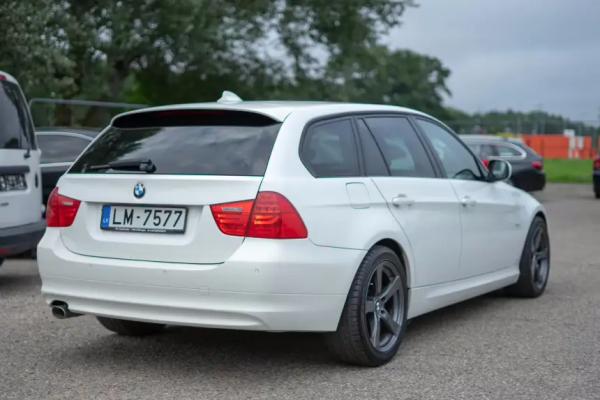 White BMW 320 2009 in Liepaja, with an engine capacity of 2.00 L and mileage of 334 thousand km for 5250 €, photo 4 on AUTOMOTO.COM.LV
