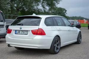 White BMW 320 2009 in Liepaja, with an engine capacity of 2.00 L and mileage of 334 thousand km for 5250 €, photo 5 on AUTOMOTO.COM.LV