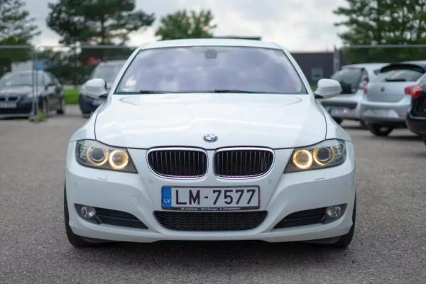 White BMW 320 2009 in Liepaja, with an engine capacity of 2.00 L and mileage of 334 thousand km for 5250 €, photo 6 on AUTOMOTO.COM.LV