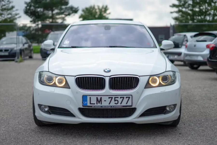 White BMW 320 2009 in Liepaja, with an engine capacity of 2.00 L and mileage of 334 thousand km for 5250 €, photo 7 on AUTOMOTO.COM.LV