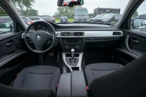 White BMW 320 2009 in Liepaja, with an engine capacity of 2.00 L and mileage of 334 thousand km for 5250 €, photo 8 on AUTOMOTO.COM.LV