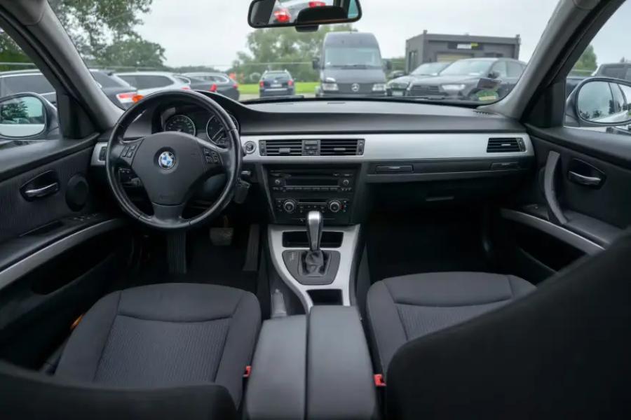 White BMW 320 2009 in Liepaja, with an engine capacity of 2.00 L and mileage of 334 thousand km for 5250 €, photo 8 on AUTOMOTO.COM.LV