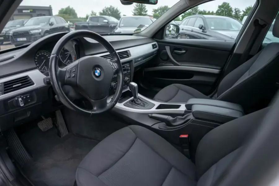 White BMW 320 2009 in Liepaja, with an engine capacity of 2.00 L and mileage of 334 thousand km for 5250 €, photo 9 on AUTOMOTO.COM.LV
