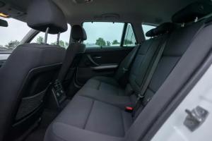 White BMW 320 2009 in Liepaja, with an engine capacity of 2.00 L and mileage of 334 thousand km for 5250 €, photo 10 on AUTOMOTO.COM.LV