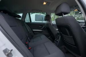 White BMW 320 2009 in Liepaja, with an engine capacity of 2.00 L and mileage of 334 thousand km for 5250 €, photo 12 on AUTOMOTO.COM.LV