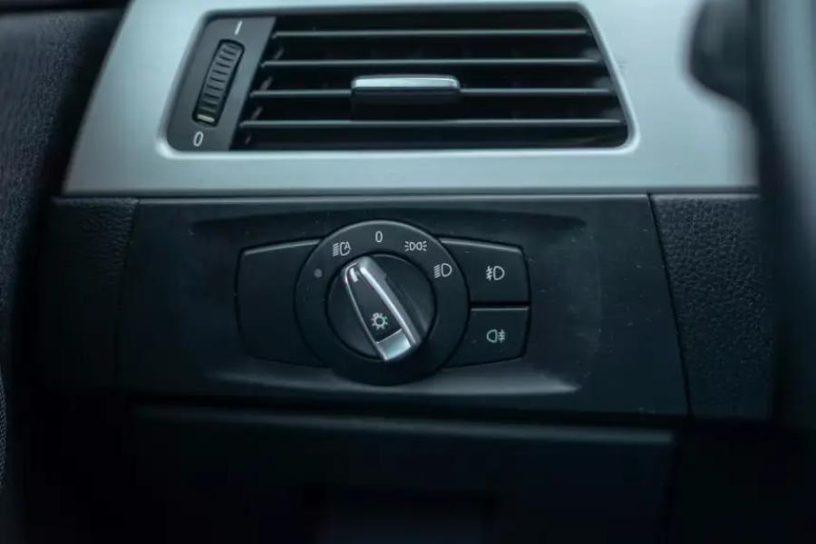 White BMW 320 2009 in Liepaja, with an engine capacity of 2.00 L and mileage of 334 thousand km for 5250 €, photo 18 on AUTOMOTO.COM.LV