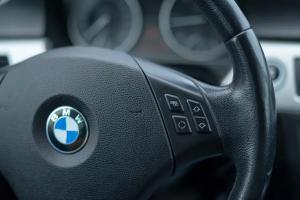 White BMW 320 2009 in Liepaja, with an engine capacity of 2.00 L and mileage of 334 thousand km for 5250 €, photo 22 on AUTOMOTO.COM.LV