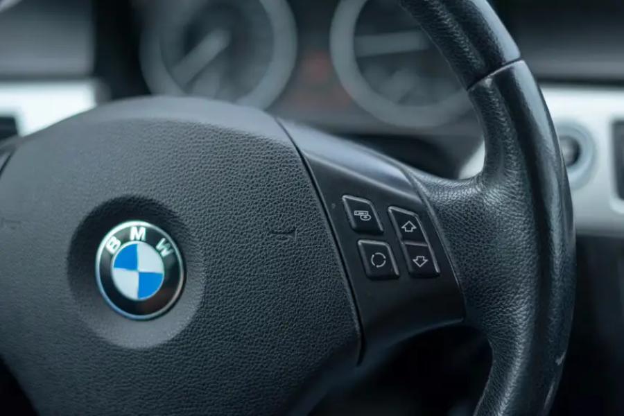 White BMW 320 2009 in Liepaja, with an engine capacity of 2.00 L and mileage of 334 thousand km for 5250 €, photo 22 on AUTOMOTO.COM.LV