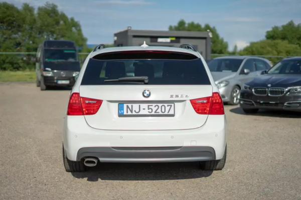 White BMW 320 2009 in Liepaja, with an engine capacity of 2.00 L and mileage of 271 thousand km for 6900 €, photo 3 on AUTOMOTO.COM.LV