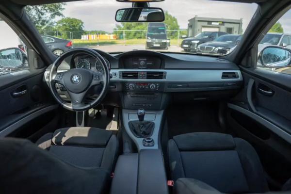 White BMW 320 2009 in Liepaja, with an engine capacity of 2.00 L and mileage of 271 thousand km for 6900 €, photo 8 on AUTOMOTO.COM.LV