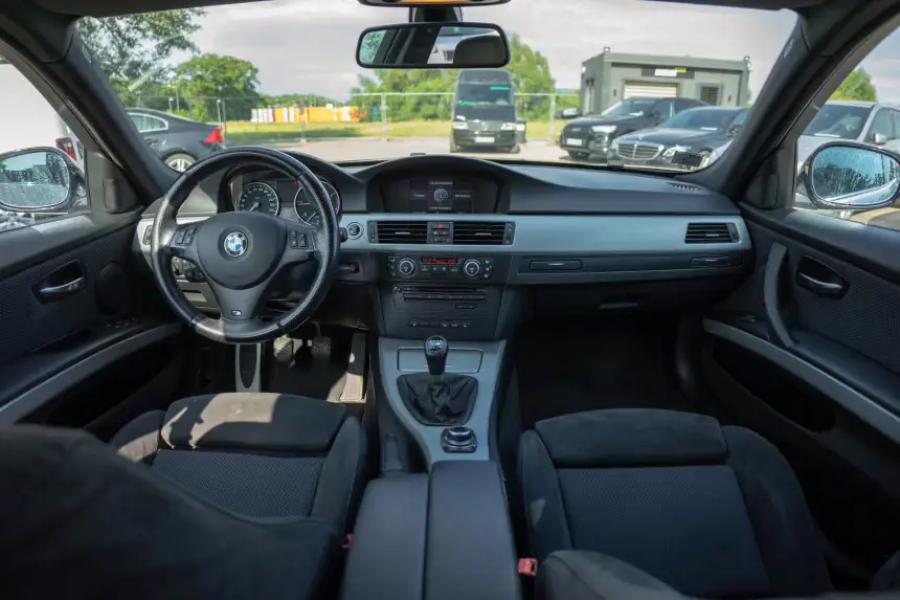 Balts BMW 320 2009 Liepāja, ar dzinēja tilpumu 2.00 L un nobraukumu 271 tūkst. km par 6900 €, foto 9 vietnē AUTOMOTO.COM.LV