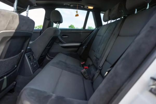 White BMW 320 2009 in Liepaja, with an engine capacity of 2.00 L and mileage of 271 thousand km for 6900 €, photo 10 on AUTOMOTO.COM.LV