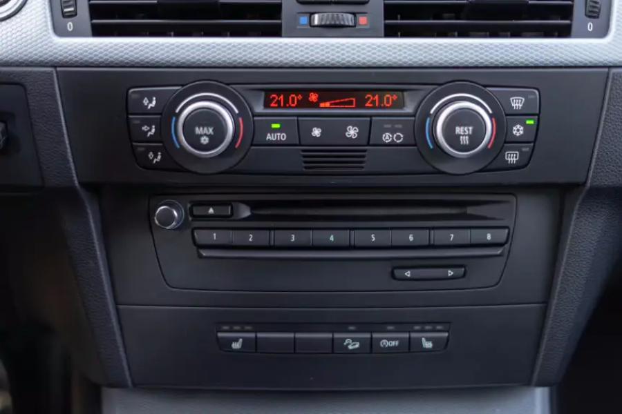 Balts BMW 320 2009 Liepāja, ar dzinēja tilpumu 2.00 L un nobraukumu 271 tūkst. km par 6900 €, foto 15 vietnē AUTOMOTO.COM.LV