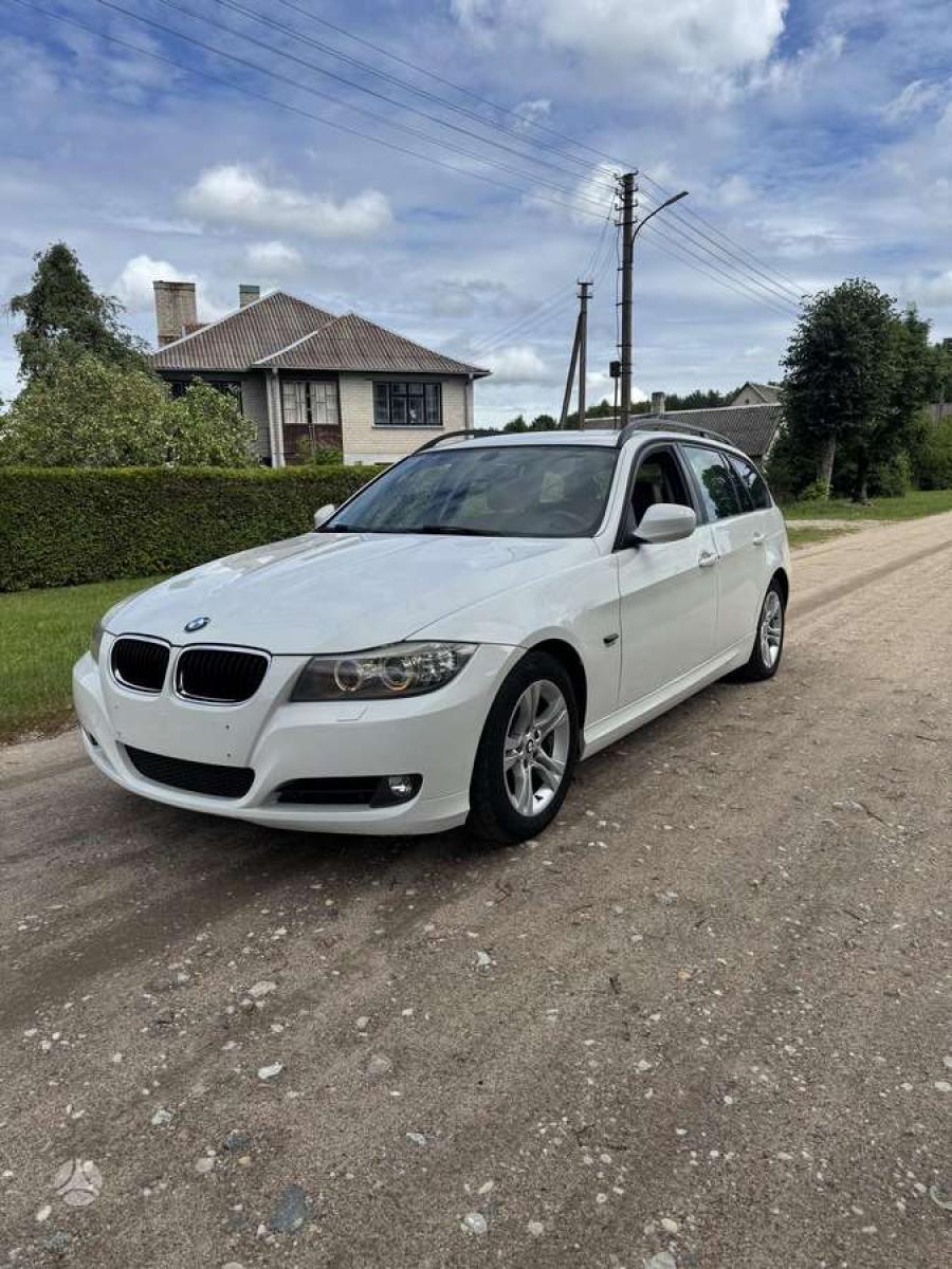 White BMW 320 2009 in Kazlu Ruda, with an engine capacity of 2.00 L and mileage of 296 thousand km for 3500 €, photo 1 on AUTOMOTO.COM.LV