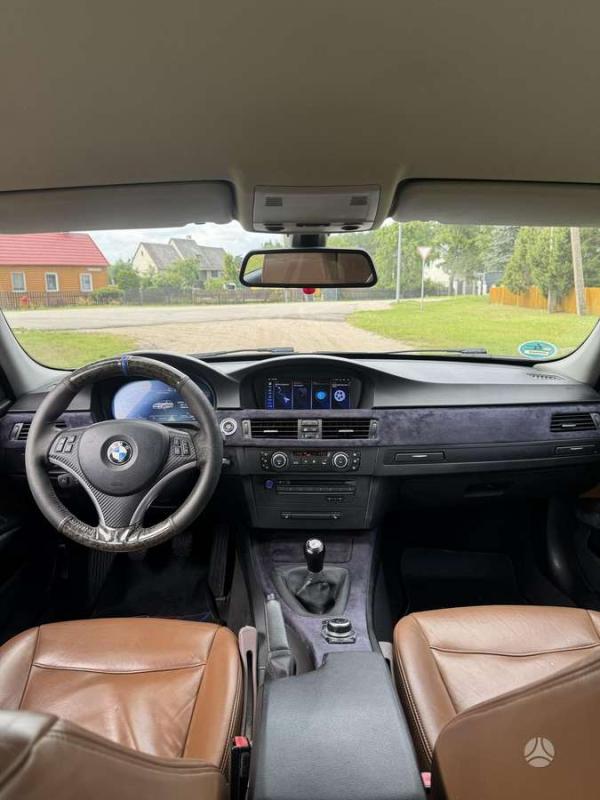White BMW 320 2009 in Kazlu Ruda, with an engine capacity of 2.00 L and mileage of 296 thousand km for 3500 €, photo 5 on AUTOMOTO.COM.LV