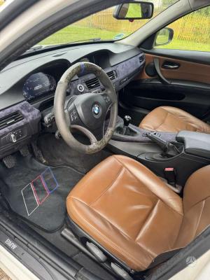 White BMW 320 2009 in Kazlu Ruda, with an engine capacity of 2.00 L and mileage of 296 thousand km for 3500 €, photo 7 on AUTOMOTO.COM.LV