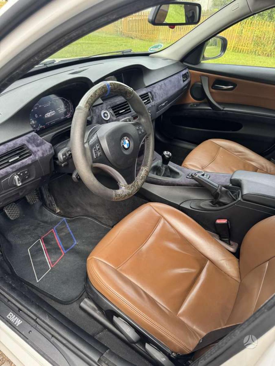 White BMW 320 2009 in Kazlu Ruda, with an engine capacity of 2.00 L and mileage of 296 thousand km for 3500 €, photo 7 on AUTOMOTO.COM.LV