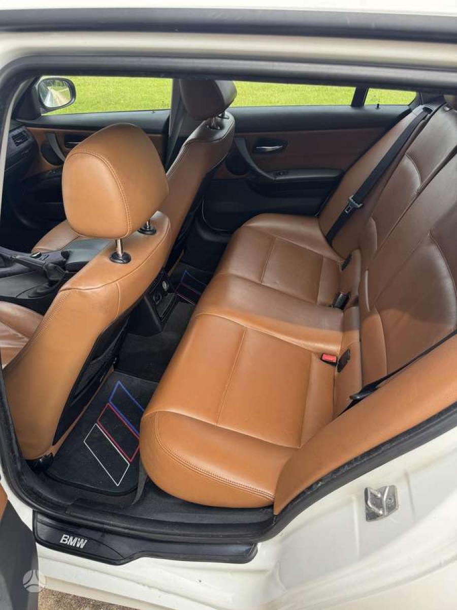 White BMW 320 2009 in Kazlu Ruda, with an engine capacity of 2.00 L and mileage of 296 thousand km for 3500 €, photo 8 on AUTOMOTO.COM.LV