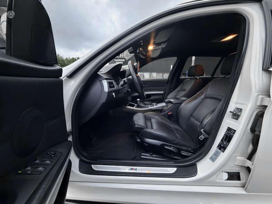 Balts BMW 320 2009 Šauļi, ar dzinēja tilpumu 2.00 L un nobraukumu 339 tūkst. km par 8400 €, foto 15 vietnē AUTOMOTO.COM.LV
