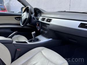 White BMW 320 2010 in Riga, with an engine capacity of 2.00 L and mileage of 364 thousand km for 3690 €, photo 9 on AUTOMOTO.COM.LV