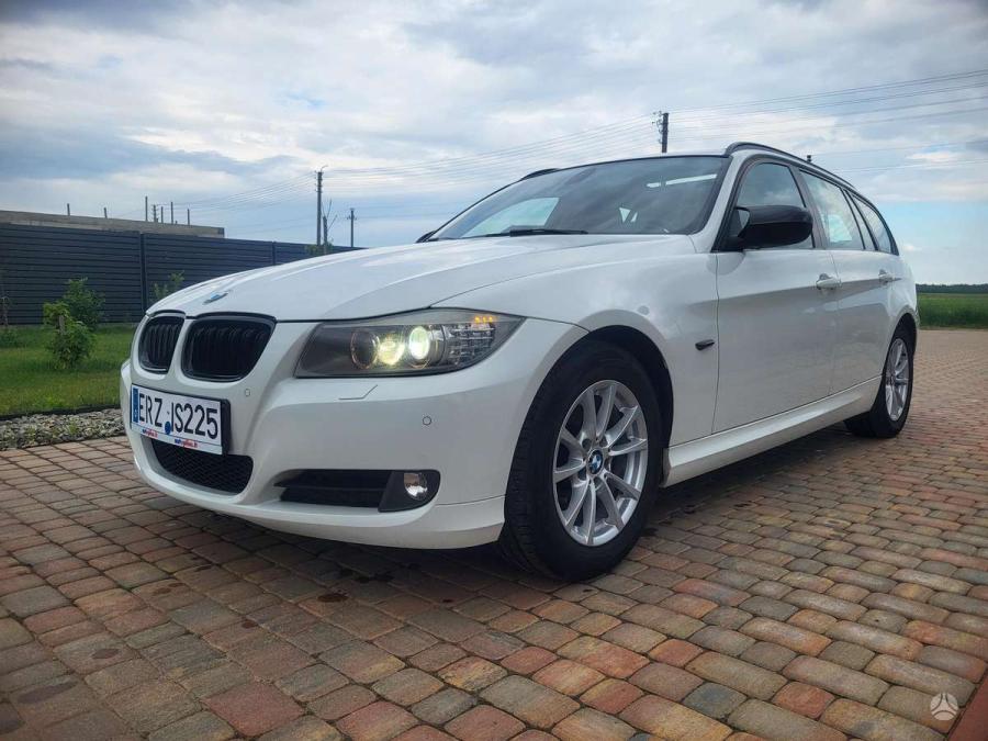 White BMW 320 2010 in Vilnius, with an engine capacity of 2.00 L and mileage of 265 thousand km for 4199 €, photo 3 on AUTOMOTO.COM.LV