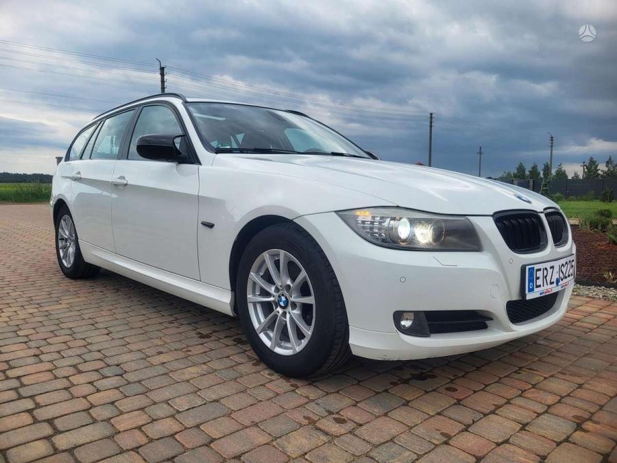 White BMW 320 2010 in Vilnius, with an engine capacity of 2.00 L and mileage of 265 thousand km for 4199 €, photo 4 on AUTOMOTO.COM.LV