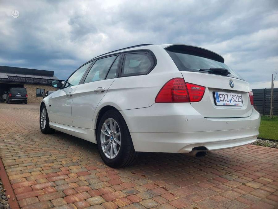White BMW 320 2010 in Vilnius, with an engine capacity of 2.00 L and mileage of 265 thousand km for 4199 €, photo 6 on AUTOMOTO.COM.LV