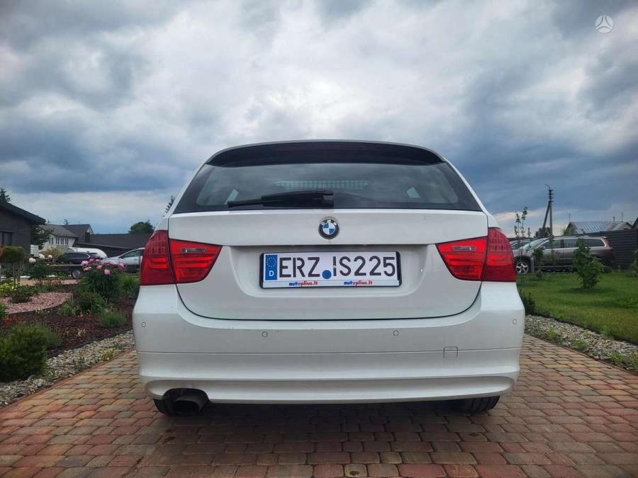 White BMW 320 2010 in Vilnius, with an engine capacity of 2.00 L and mileage of 265 thousand km for 4199 €, photo 8 on AUTOMOTO.COM.LV