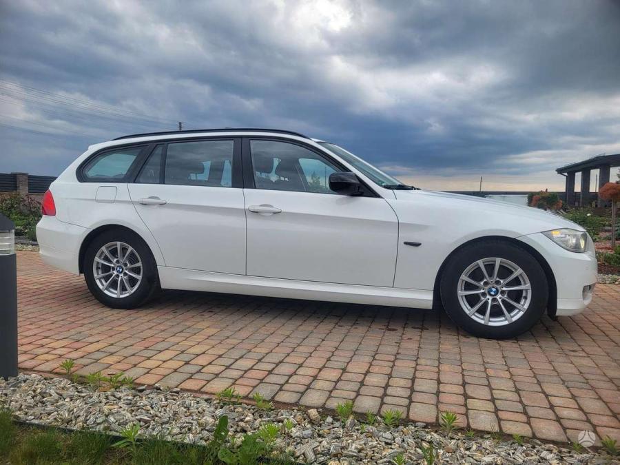 White BMW 320 2010 in Vilnius, with an engine capacity of 2.00 L and mileage of 265 thousand km for 4199 €, photo 9 on AUTOMOTO.COM.LV