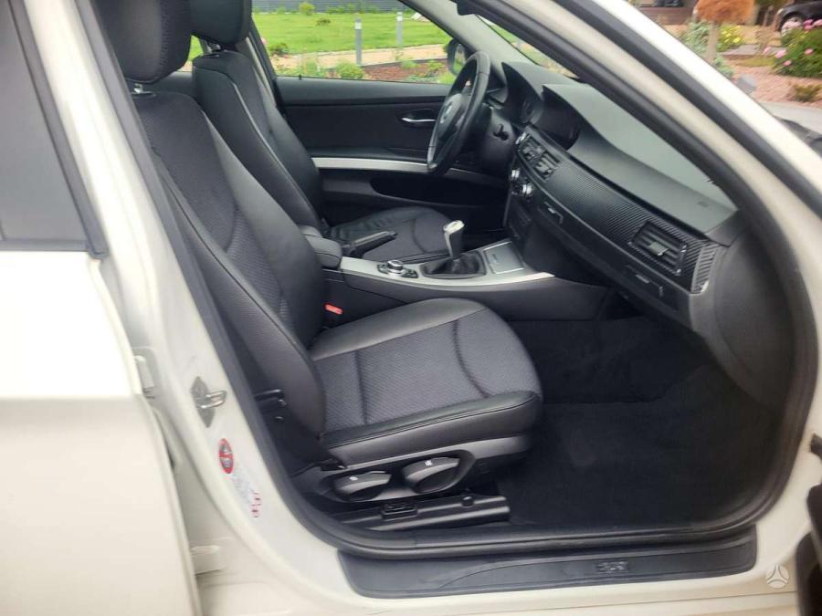 White BMW 320 2010 in Vilnius, with an engine capacity of 2.00 L and mileage of 265 thousand km for 4199 €, photo 16 on AUTOMOTO.COM.LV