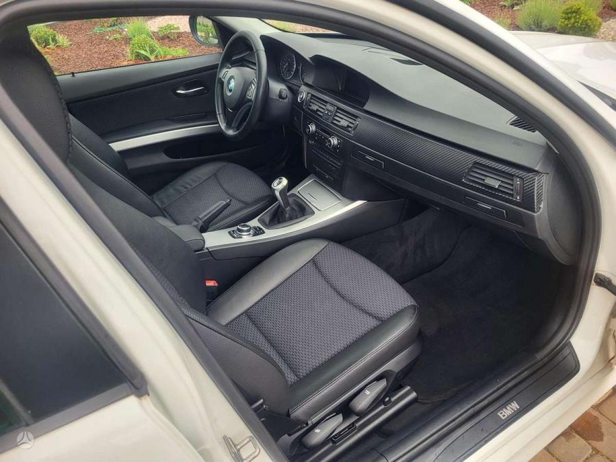 White BMW 320 2010 in Vilnius, with an engine capacity of 2.00 L and mileage of 265 thousand km for 4199 €, photo 17 on AUTOMOTO.COM.LV