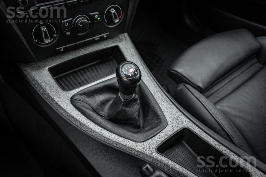 White BMW 320 2010 in Riga, with an engine capacity of 2.00 L and mileage of 270 thousand km for 4495 €, photo 20 on AUTOMOTO.COM.LV