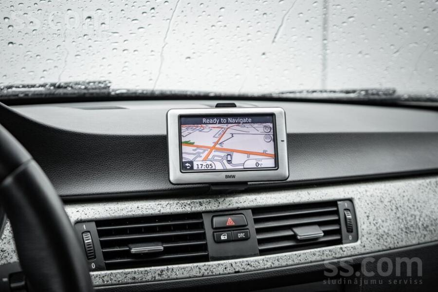 White BMW 320 2010 in Riga, with an engine capacity of 2.00 L and mileage of 270 thousand km for 4495 €, photo 22 on AUTOMOTO.COM.LV