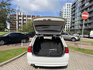 White BMW 320 2010 in Riga, with an engine capacity of 2.00 L and mileage of 311 thousand km for 4690 €, photo 7 on AUTOMOTO.COM.LV