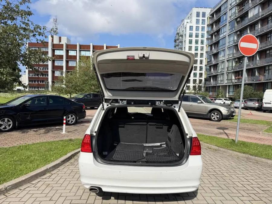 White BMW 320 2010 in Riga, with an engine capacity of 2.00 L and mileage of 311 thousand km for 4690 €, photo 7 on AUTOMOTO.COM.LV
