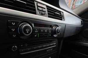White BMW 320 2010 in Riga, with an engine capacity of 2.00 L and mileage of 311 thousand km for 4690 €, photo 17 on AUTOMOTO.COM.LV