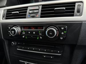 White BMW 320 2010 in Riga, with an engine capacity of 2.00 L and mileage of 311 thousand km for 4690 €, photo 18 on AUTOMOTO.COM.LV