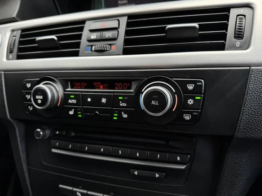 White BMW 320 2010 in Riga, with an engine capacity of 2.00 L and mileage of 311 thousand km for 4690 €, photo 18 on AUTOMOTO.COM.LV