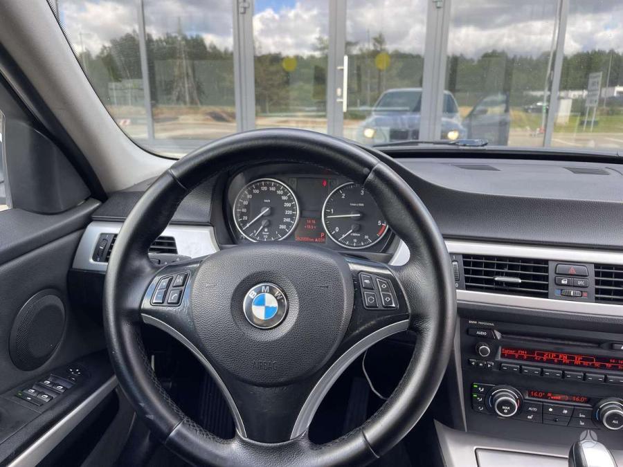 White BMW 320 2010 in Kaunas, with an engine capacity of 2.00 L and mileage of 260 thousand km for 3650 €, photo 22 on AUTOMOTO.COM.LV
