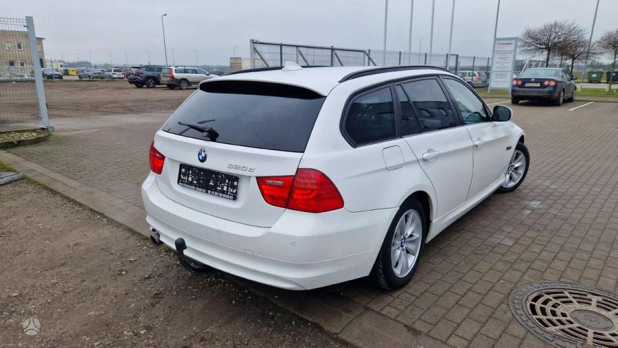 White BMW 320 2011 in Marijampole, with an engine capacity of 2.00 L and mileage of 296 thousand km for 5550 €, photo 8 on AUTOMOTO.COM.LV