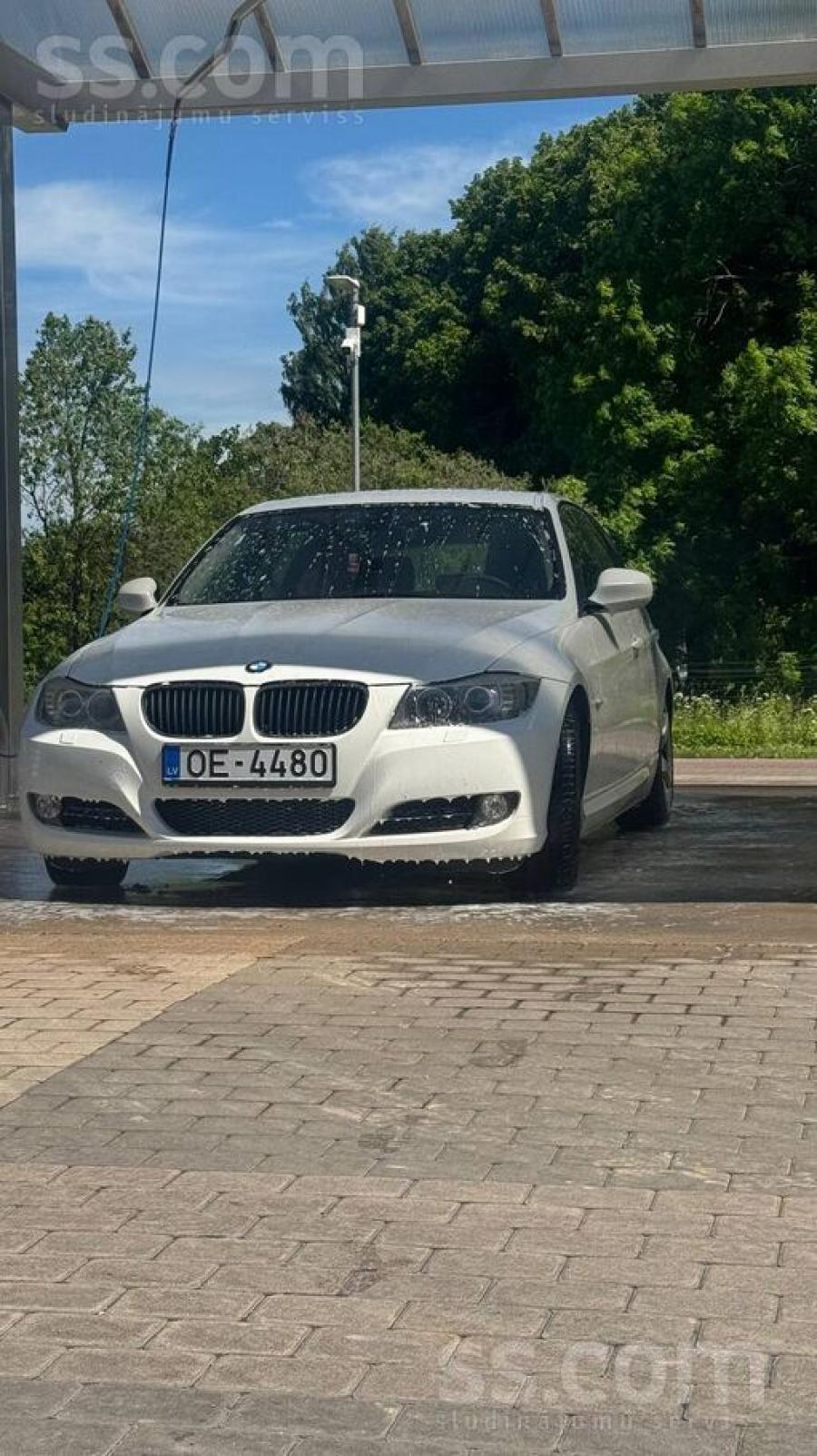 White BMW 320 2011 in Cesis, with an engine capacity of 2.00 L and mileage of 306 thousand km for 5000 €, photo 5 on AUTOMOTO.COM.LV
