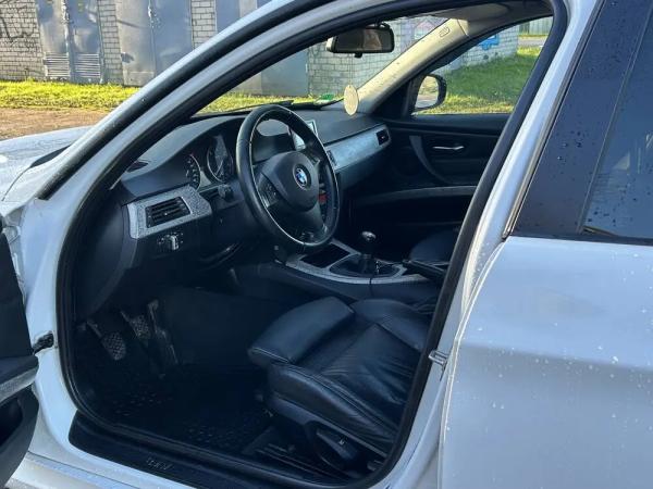 White BMW 320 2011 in Grobiņa, with an engine capacity of 2.00 L and mileage of 0 thousand km for 4800 €, photo 9 on AUTOMOTO.COM.LV